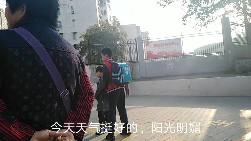 学校早上7.50才开校门,这让八点上班的家长左右为难