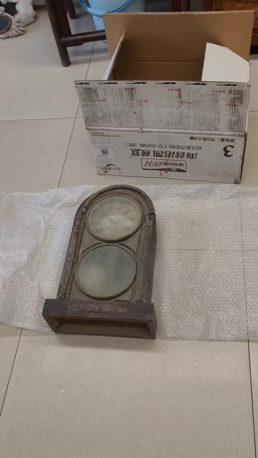 顾客许先生从山西晋中祁县快递发来100多年前老座钟修理,收到钟表...