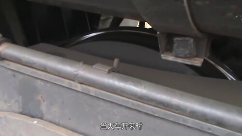 当火车开来时,人如果躺在铁路中间会安全吗?看完解开多年疑惑!
