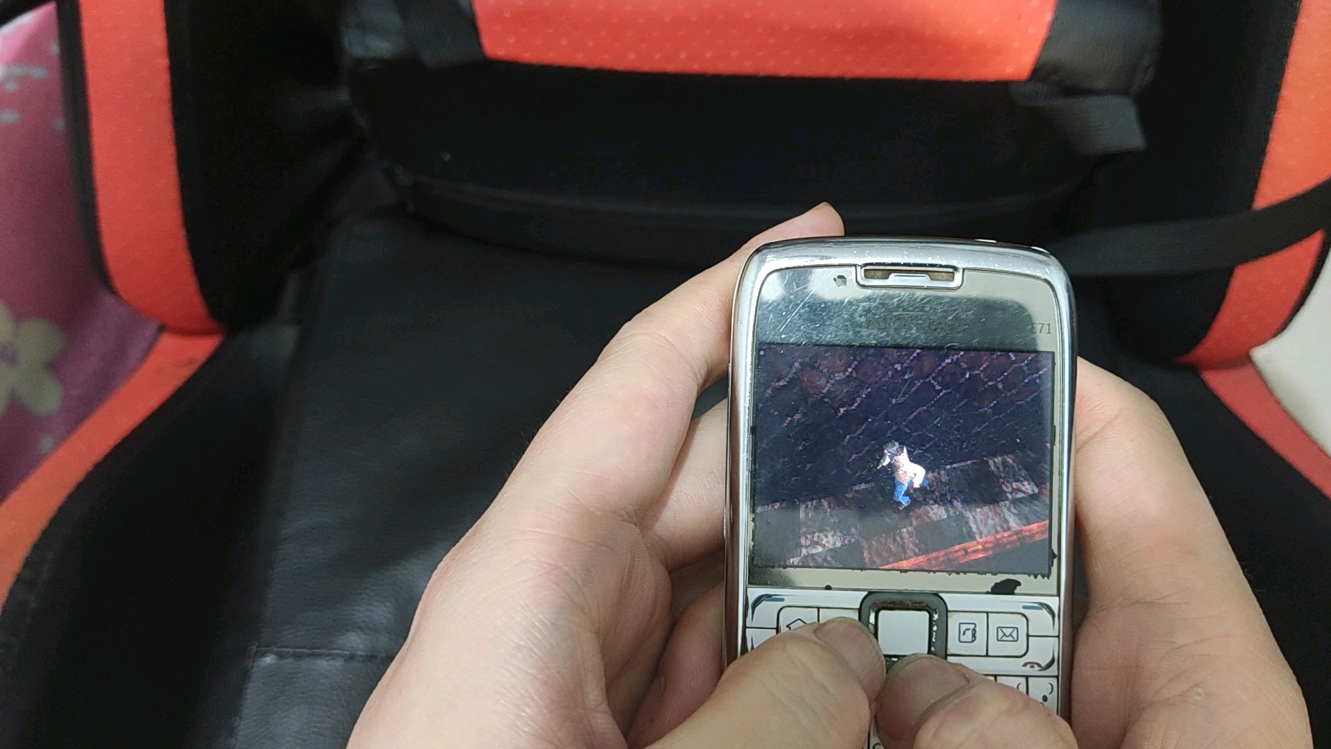 塞班模拟器撕下了诺基亚塞班手机的遮羞布!手持e71,塞班v3系统的...