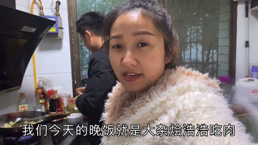 村民不听劝阻,5个人围在一起打麻将,结果麻将机全部被砸坏