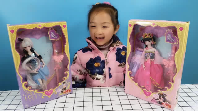 小侄女开箱试玩叶罗丽娃娃,小朋友们喜欢白光莹吗?
