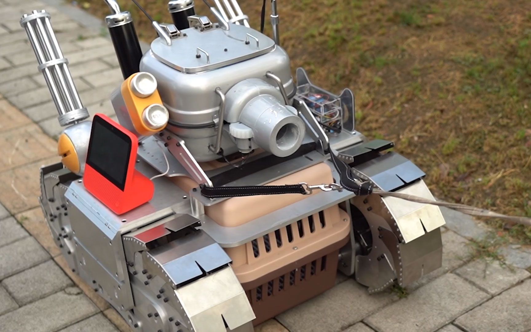 给狗造辆重装坦克,狗坐上去后:这就去跟隔壁小公狗对线!