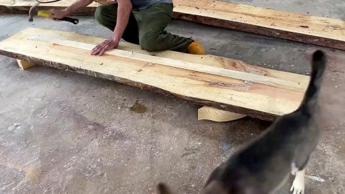 大叔为了拿下一万木工大奖,用实木制作酷似摩托车造型,勇夺冠军