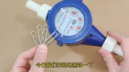水表上放一根简单的回形针,竟然引发了惊人的魔力!你敢相信吗?