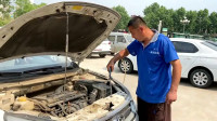 农村小伙给汽车做保养,30年修车师傅不停称赞,国产车质量真棒!