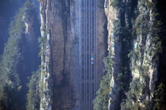 为坐这电梯排队两小时,挤上去后一分钟就下来!游客却说值