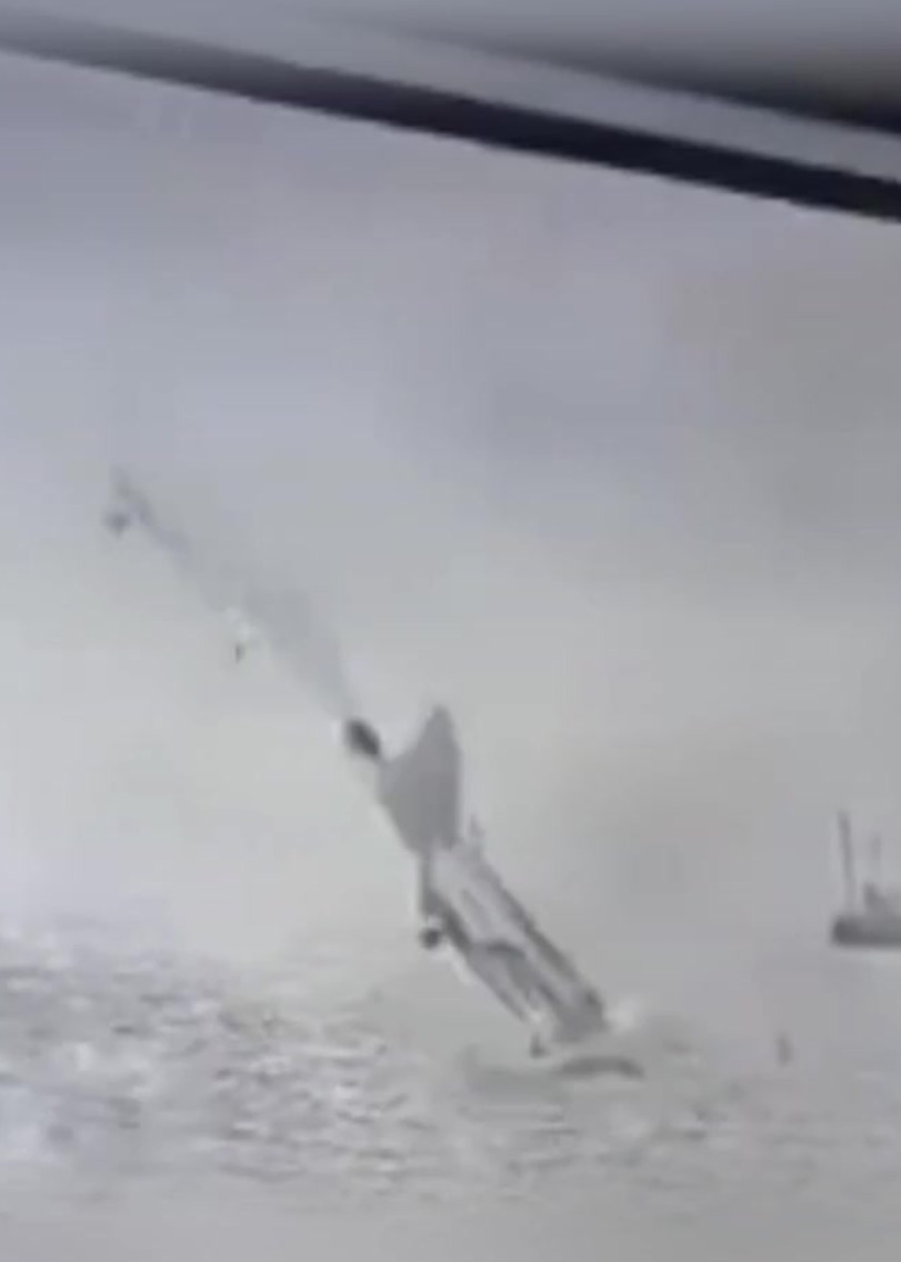 直击美军又一战机坠毁瞬间:俯冲向水面,2名飞行员弹射逃生