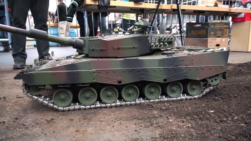 仿真坦克模型,细节做工,都无可挑剔,关键是灯光一辆,更带感!