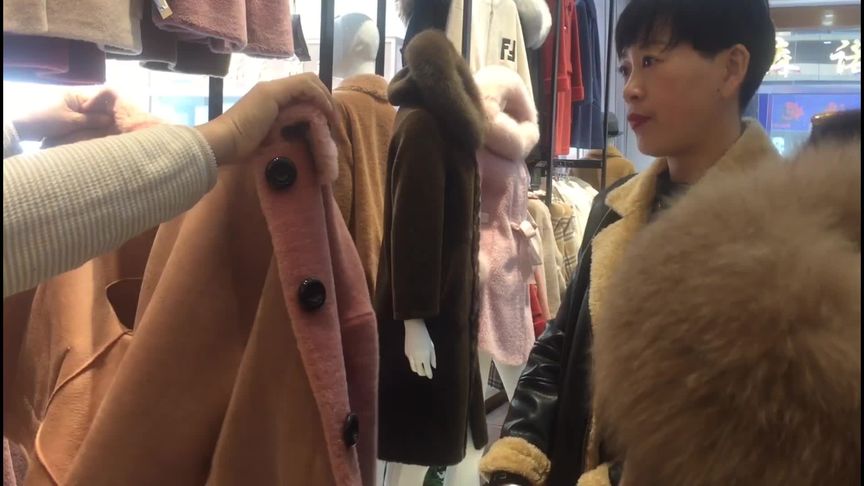 冬天到了,看看阿姨去买服装怎样鉴别真假羊绒大衣的