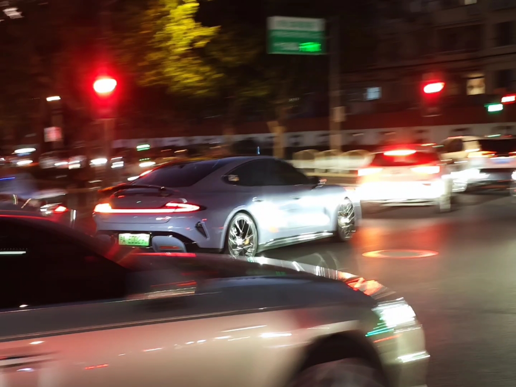 路上偶遇小米SU7,真的很帅