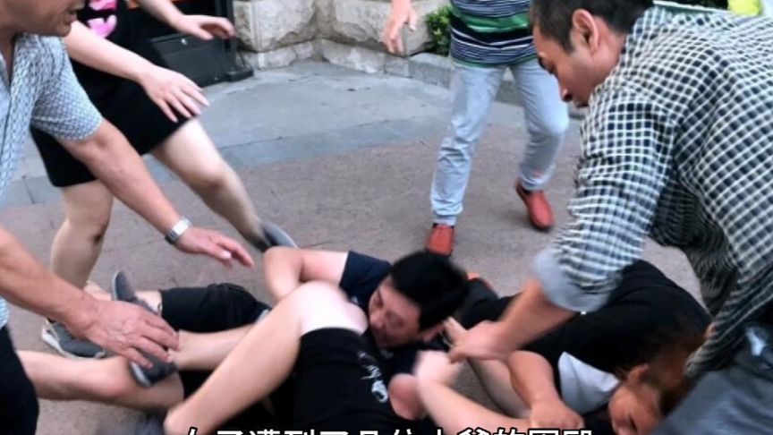 女子劝阻大爷路边抽烟未果,情绪失控动手打人引发争议