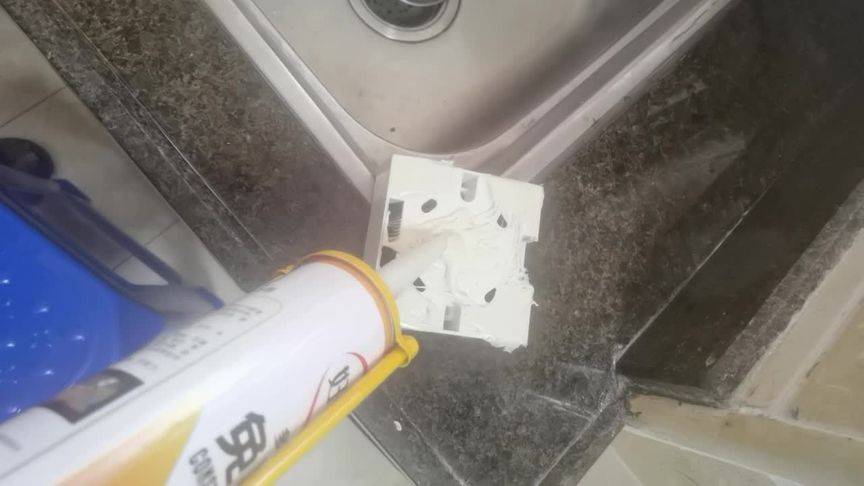 10年未做过”电工安装电器设备电源插座,有点生疏技术慢了。