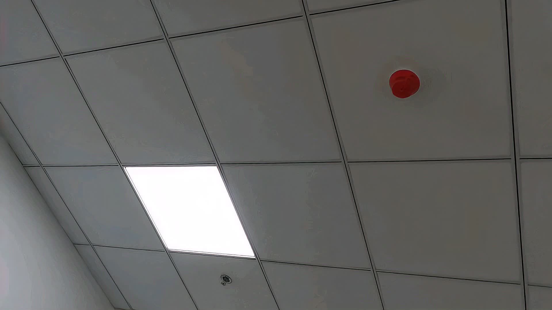 几百块钱的集成吊顶灯几十块钱就修复,80%都是这里的问题