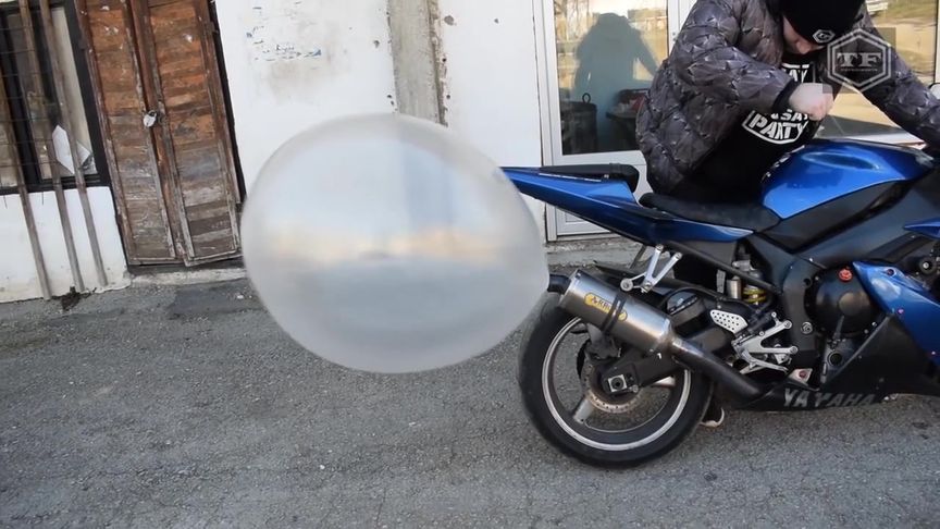 车主用气球测试摩托车尾气的排放量