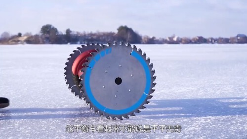 把平衡车轮胎换成锯片,开到冰面上威力有多大?简直是冰面切割机