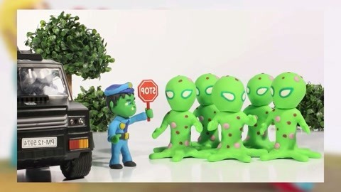 爆笑卡通趣味动画:路上出现“外星人”!小绿赶忙拦下,咋回事?