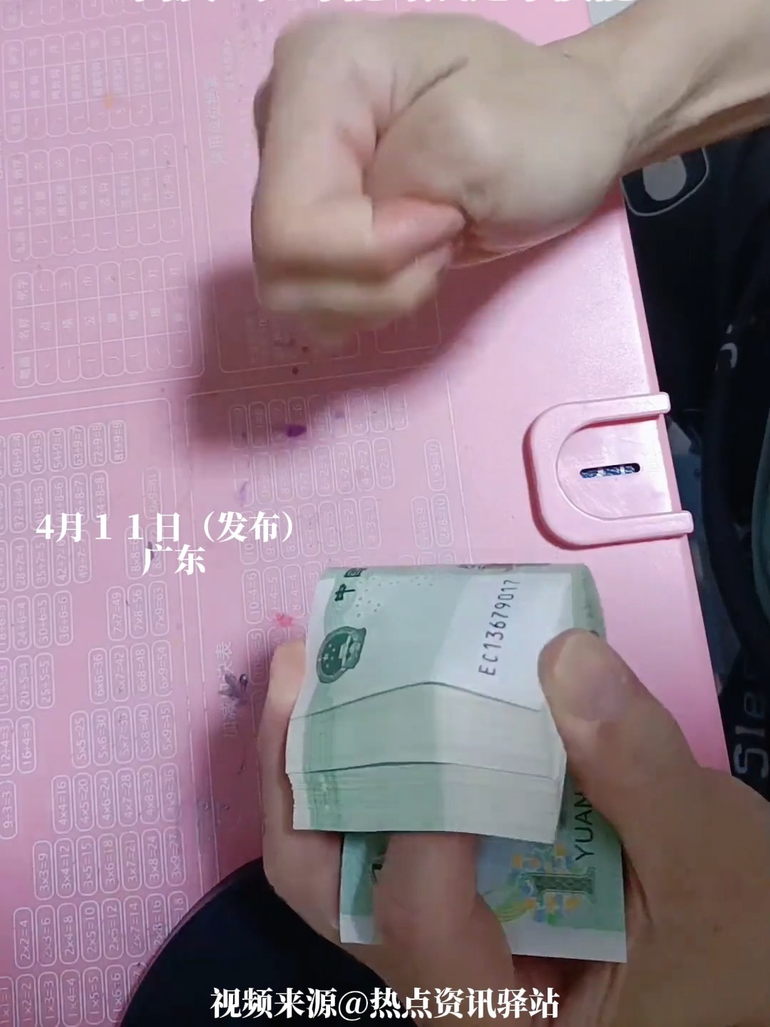 男子展示五指点钞的手法,网友:几年能练成这个技能