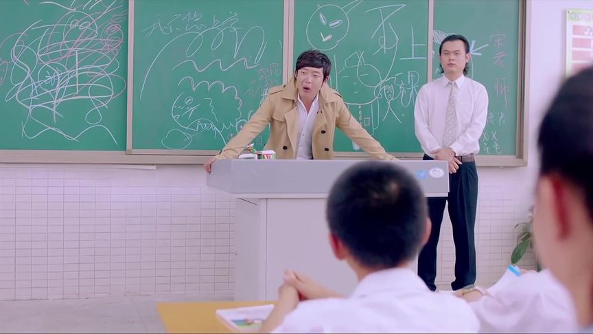 新老师小伙刚上台自我介绍就下课了,学生们做法让小伙尴尬