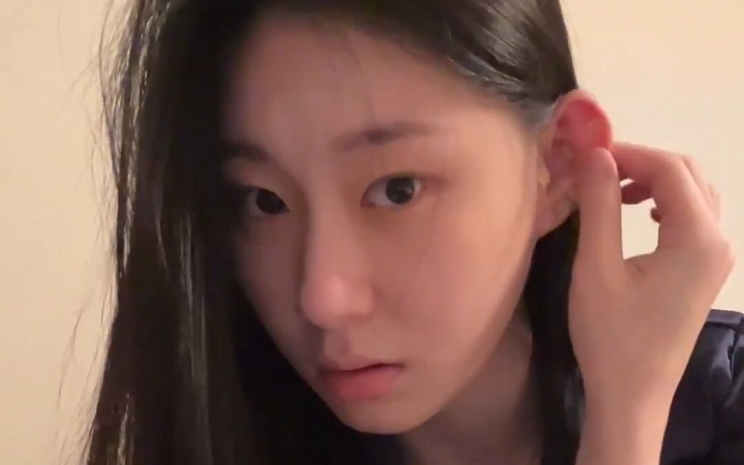 ...组】220922 隔着屏幕给粉丝闻香水的李彩领睡前直播【ITZY直播】