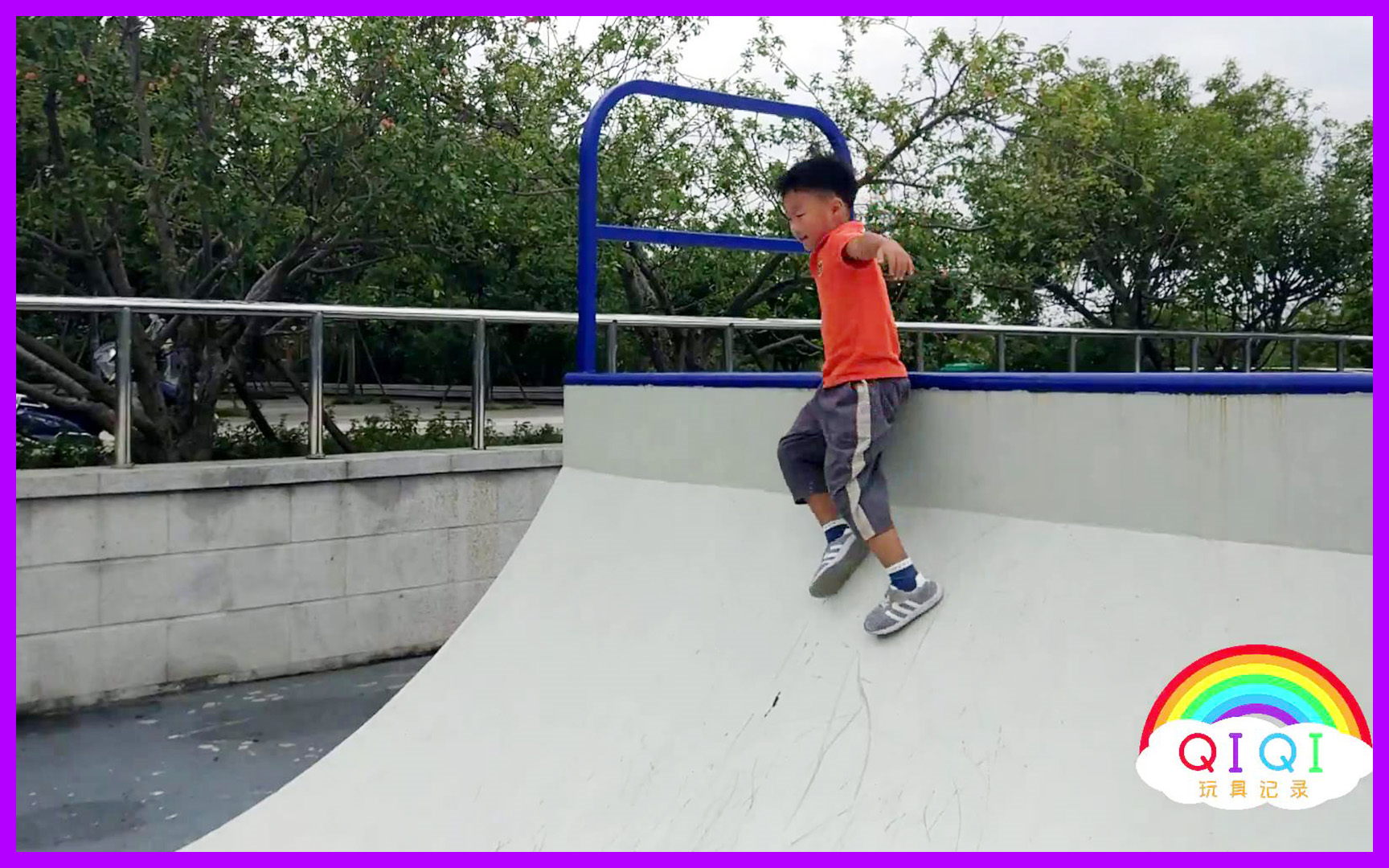 滑板场地_试吃迷你红苹果_QIQI玩具记录_日常游玩体验各种生活形式