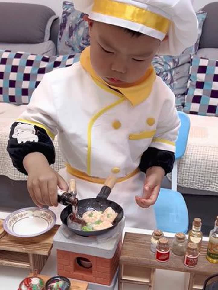迷你小厨房 小姨送来的迷你真煮小厨房,边玩边吃吃真的太棒了,锻炼.