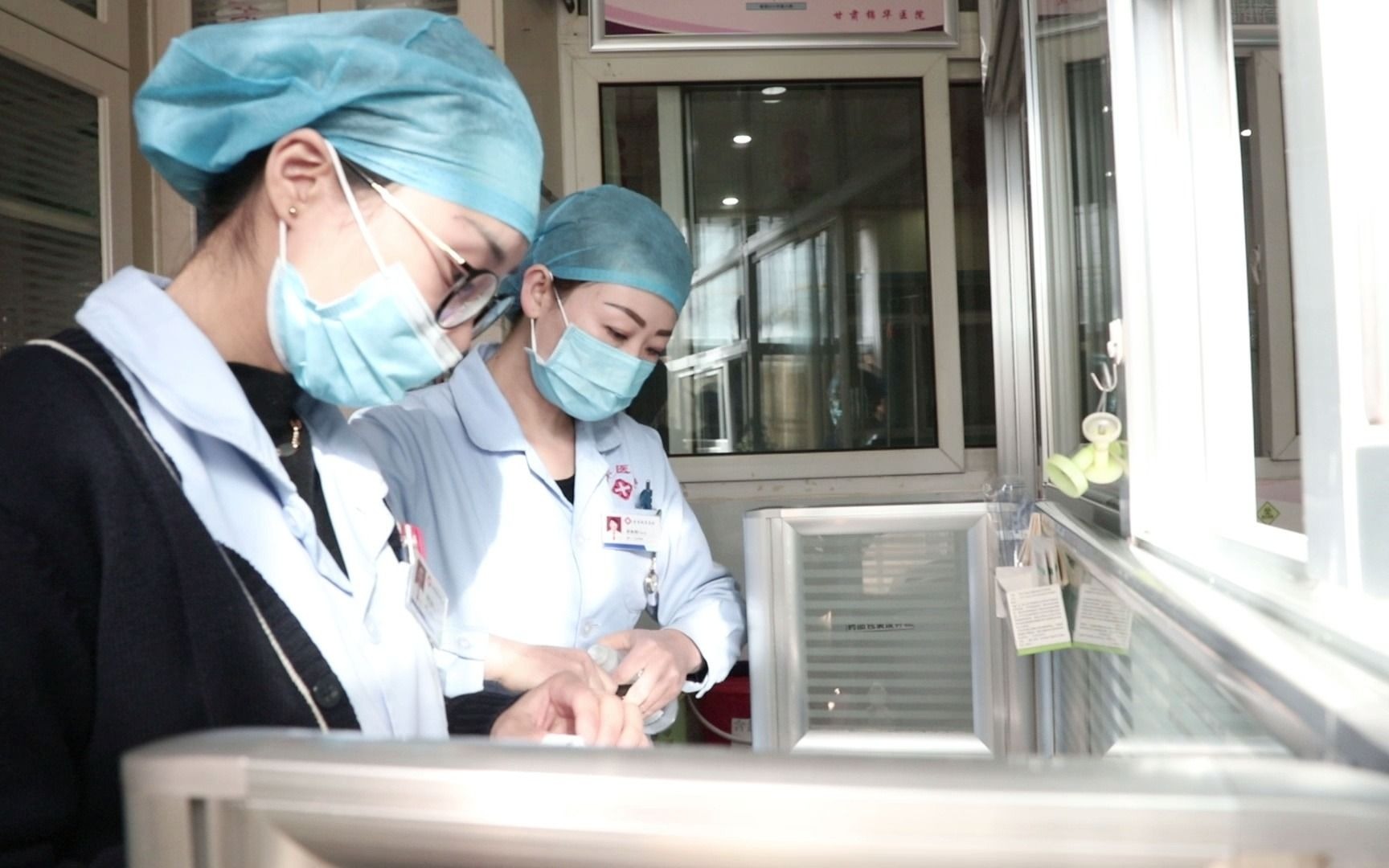 甘肃锦华医院护士小姐姐药房配药