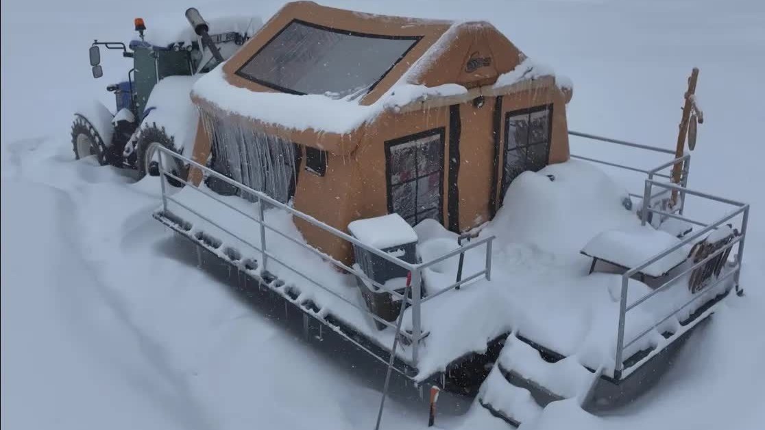 【纯享版】夫妻二人驾驶着拖拉机,在寒冷的暴雪天气搭建帐篷露营!