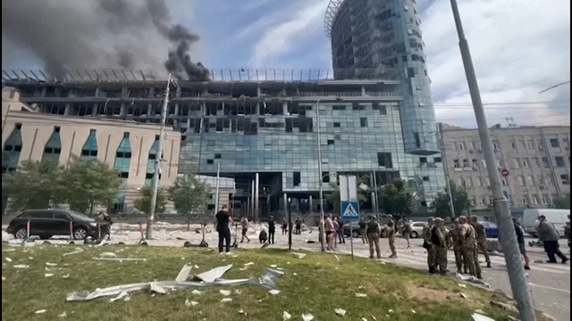俄罗斯袭击后基辅受损建筑物冒烟