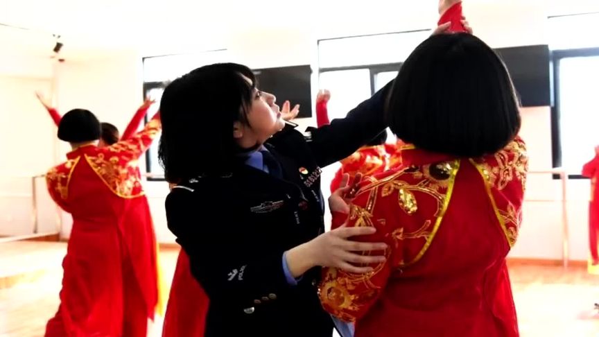 女子强制隔离戒毒所内学舞蹈说快板 艺术助戒毒人员自信回归