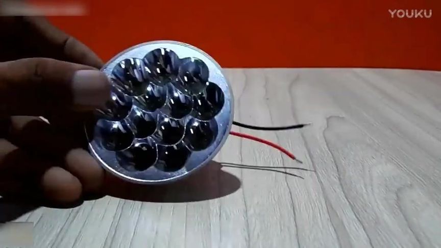 没有电池灯泡都能亮,这什么原理我蒙圈了
