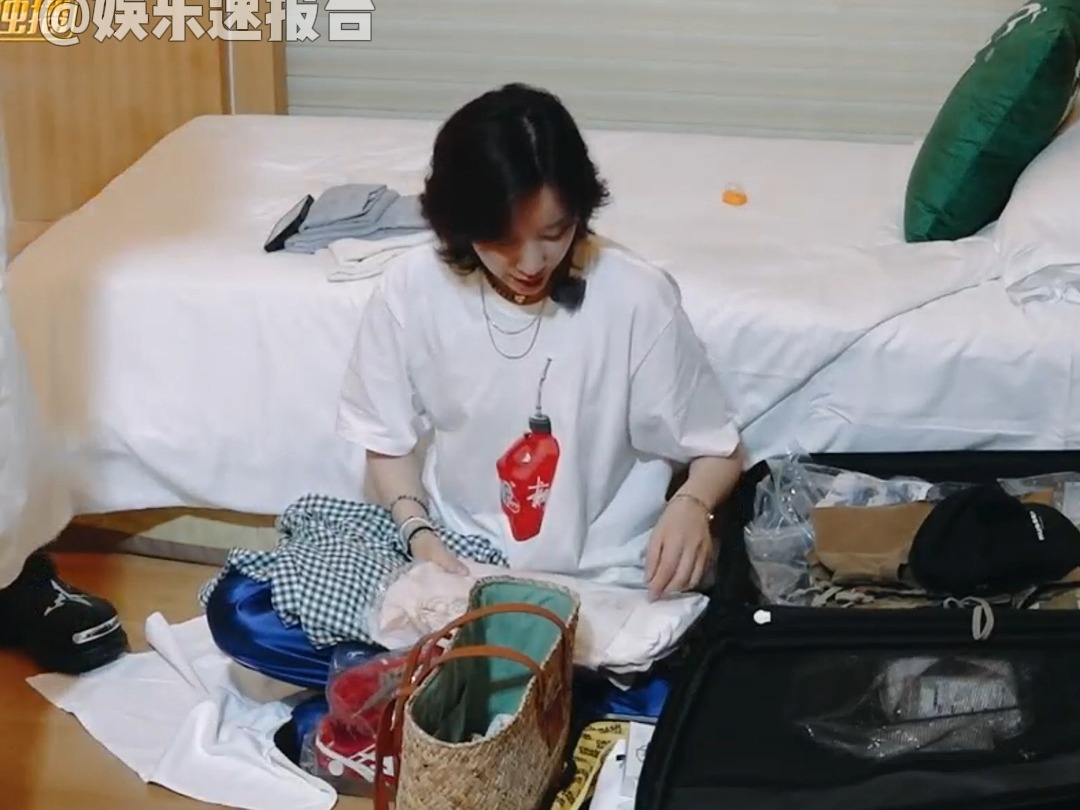 秦岚赵昭仪你俩打一架吧 懒懒妹宝日常小节目又来了,“睡衣大战”一...