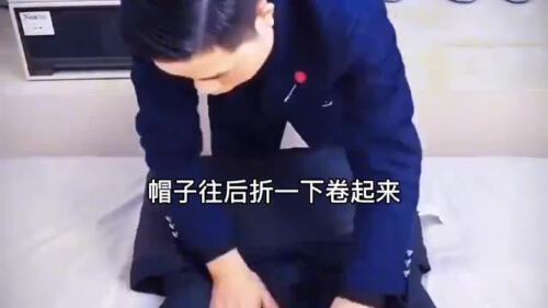 羽绒服收纳太头疼?1招轻松折叠省空间,再也不怕乱糟糟!