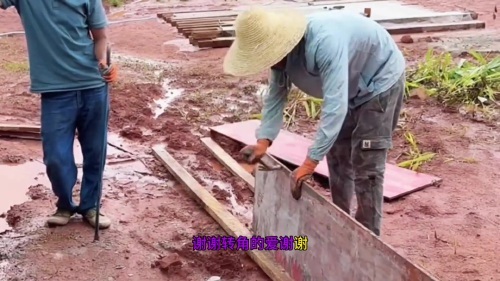 拆下来的模板要把混凝土清除干净下次使用之前要涂上机油或脱模剂