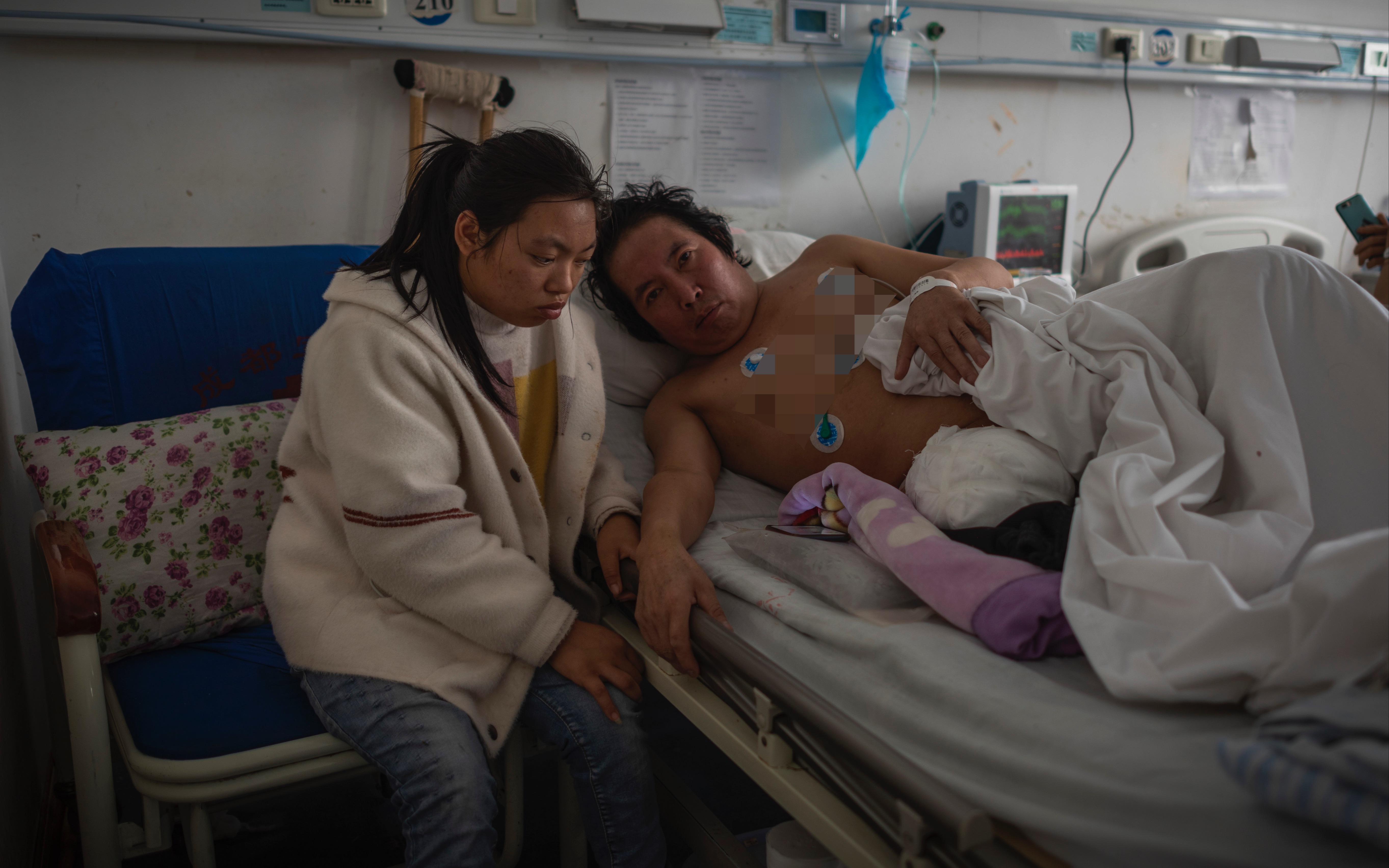 男子被截肢后残疾女儿坚强守护,两人加一起也没有一双完整的腿