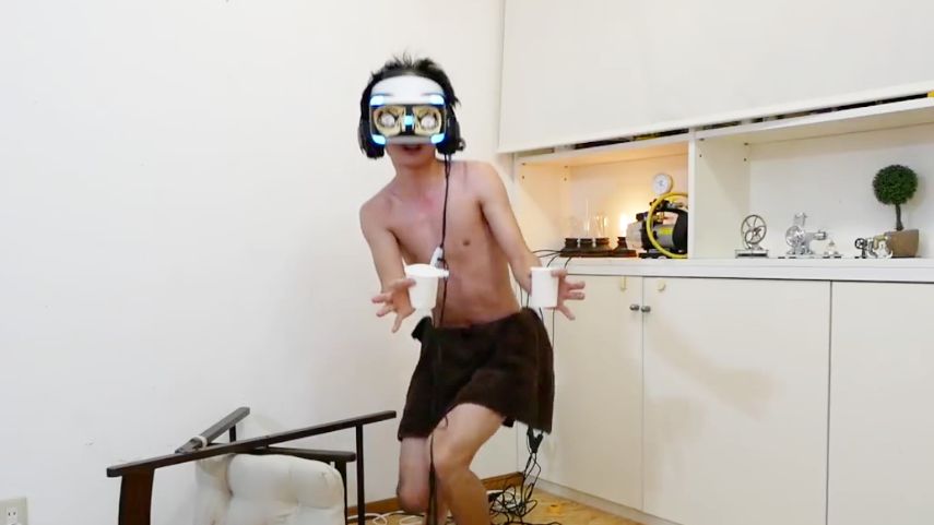 日本小哥戴着VR眼镜玩游戏,手里还端着热水,结果脑补到了吗?