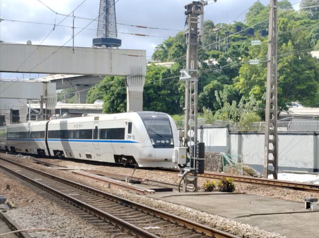 和谐号动车组CRH1A-1019担当C8058次列车广州站进站(列车交路:...