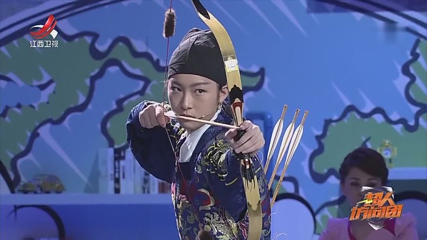 心态真好,姑娘用传统弓射箭,如果射不中就这样