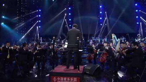 谁还敢说凤凰传奇的歌土?交响乐版《荷塘月色》,成国泰民安神曲