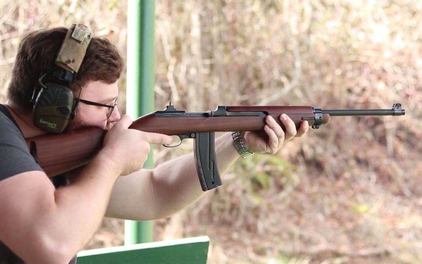 M1卡宾枪,介于手枪与步枪之间,被吐槽威力不足,棉衣都打不透?