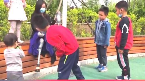 残疾无腿阿姨逛公园自称"机器人"被围观,小朋友天真质疑,你有肉!