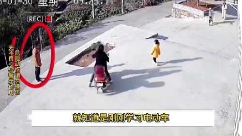 女司机练习骑电动车的惊险之路,直接掉入沟里,过程既惊险又滑稽