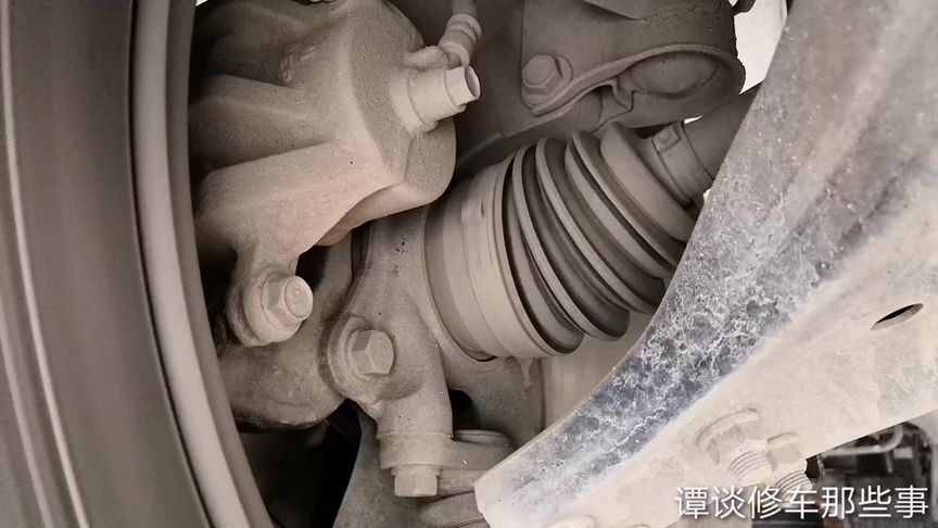 汽车行驶到40速以上嗡嗡响,以为排气坏了,看了才知道这里的问题