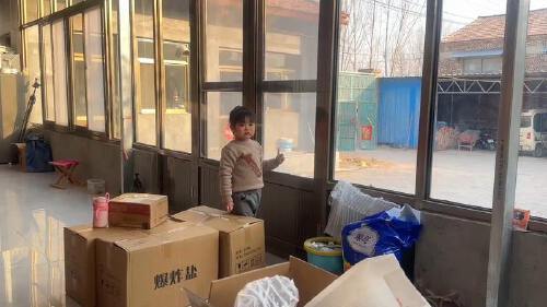 大哥家外墙抹水泥装新门,真石漆一喷秒变豪宅!