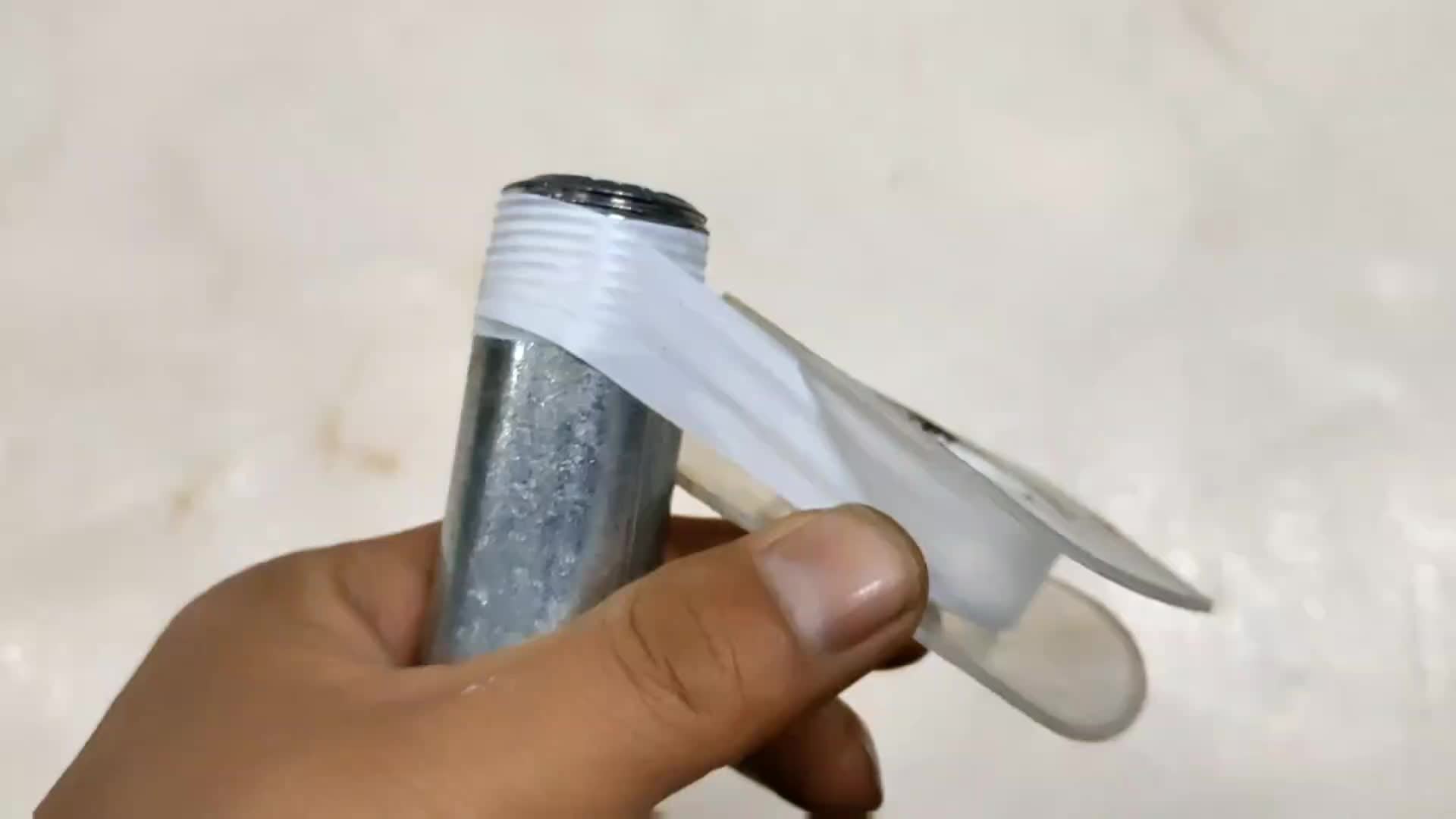 水管上缠绕生料带的技巧,老师傅缠绕上之后,用手拧紧也不会漏水 #...