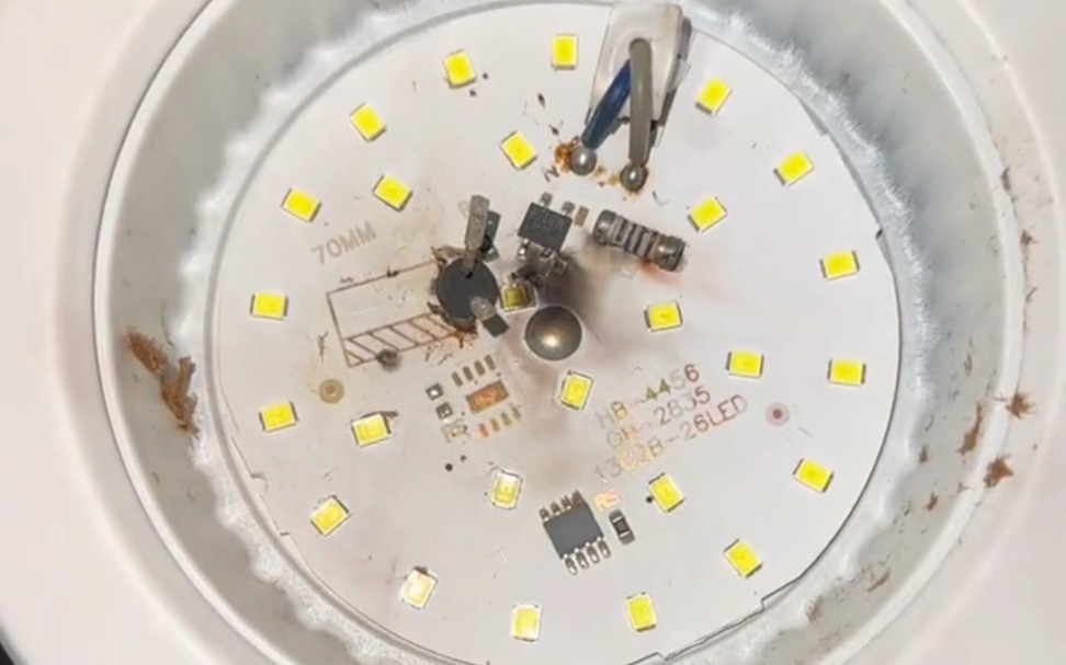 灯亮着突然就烧了,原因很常见,又一个捡漏的活