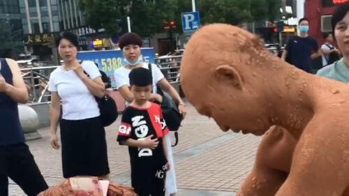 虽然不认识你,但我谢谢你,真的是特别的开心,大家觉得怎么样呢?