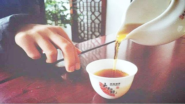 别人给你倒茶时,为何要用手敲三下桌面?这个礼仪你必须要知道!