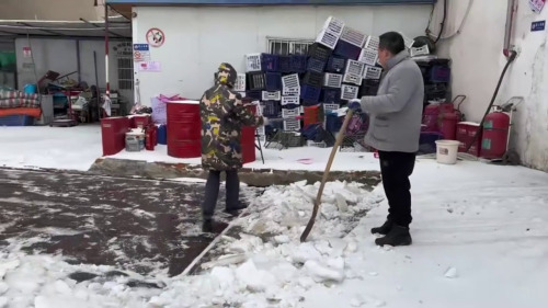 这不是除雪,这是铲冰。------破冰行动!铲不动
