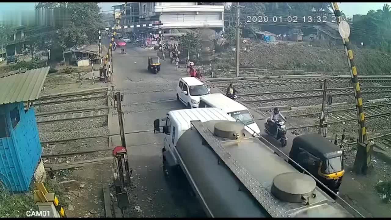 监控拍下小伙闯警示杆付出的代价,后悔都来不及!